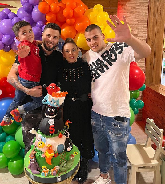 Малкият син на Деси Слава навърши 5 годинки страшен красавец е Снимки от приказното парти